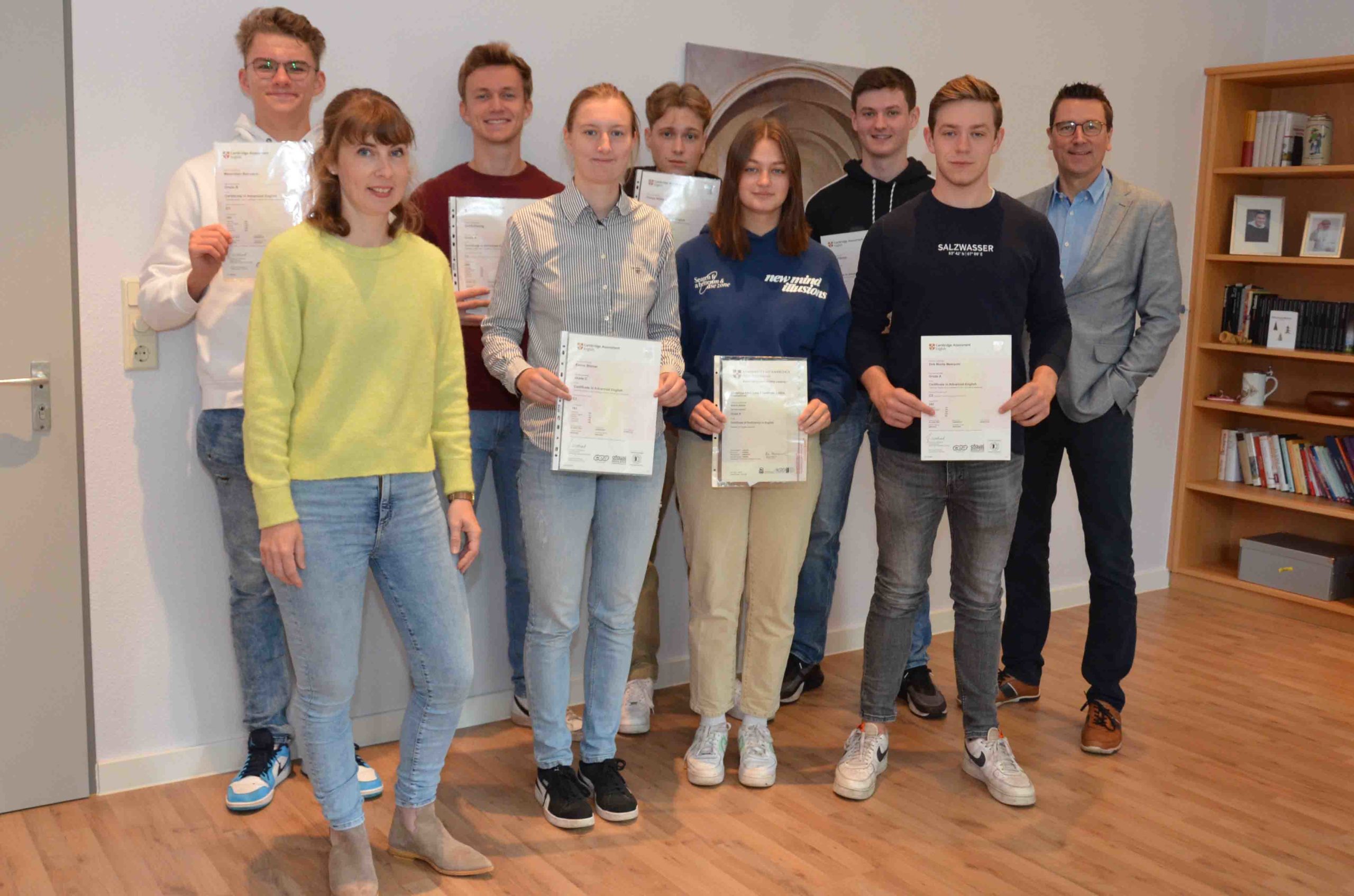 12 Schülerinnen und Schüler erfolgreich bei der CAE-Prüfung - Kolleg St ...